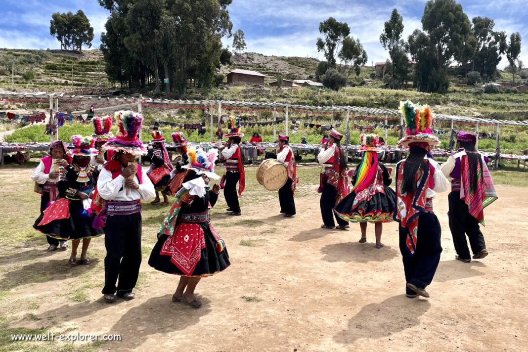 Titicacasee: Schwimmende Inseln der Uros & Insel Taquile - Welt Explorer